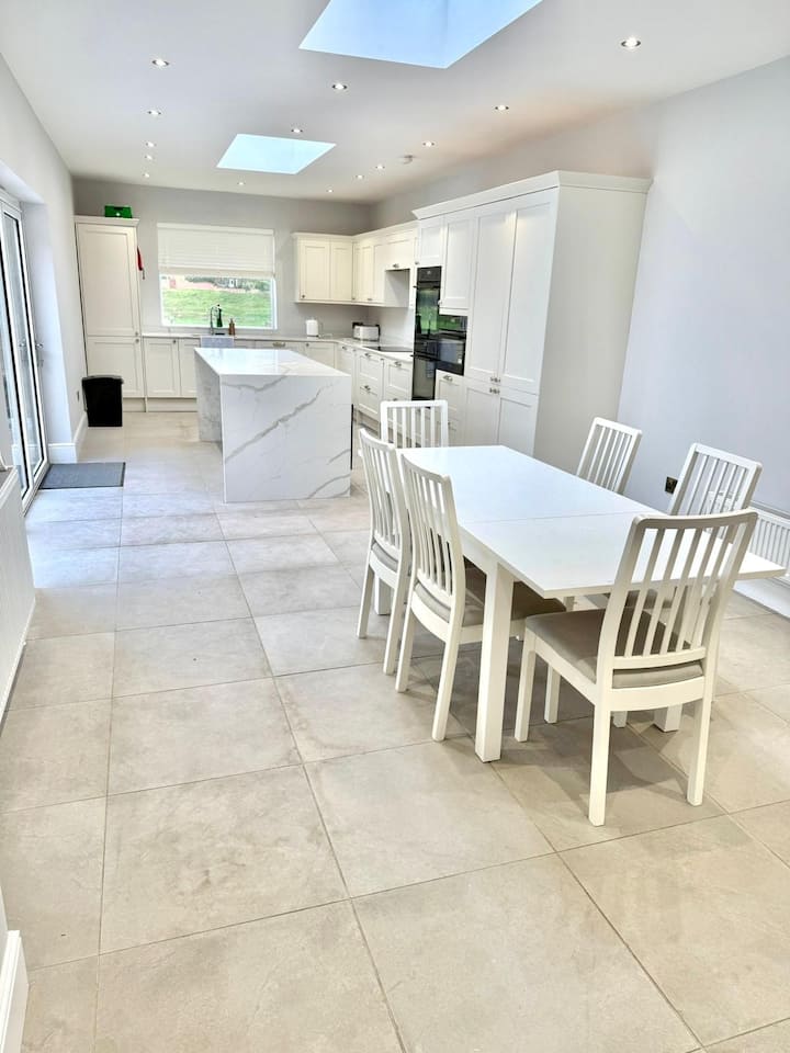 Premium Luxury 5 Bedroom House; Garden And Parking - Nottingham