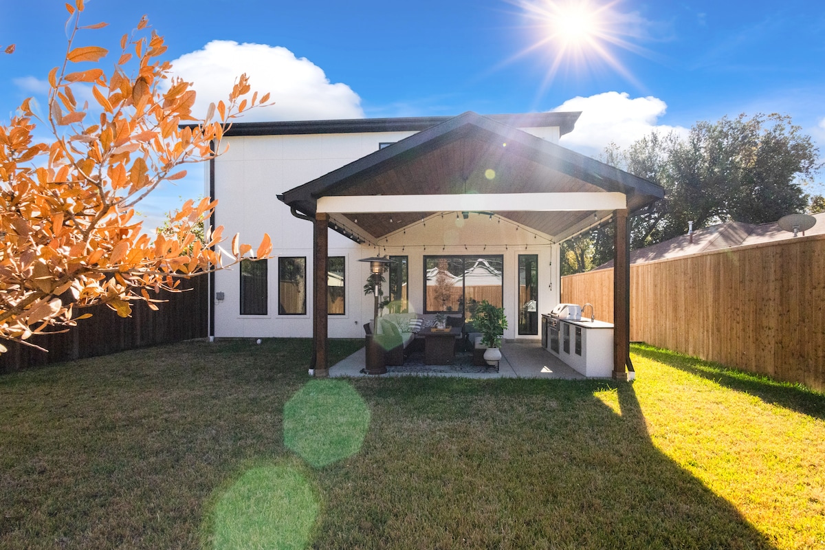 6 Min to Love Field • Luxury 5 Bedroom Staycation - Houses for Rent in ...