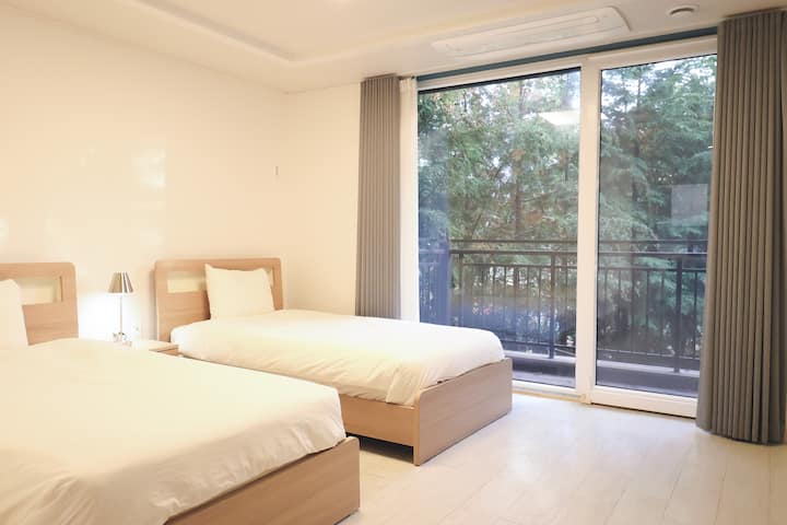 [마이온홈 와흘 206]트윈룸/함덕해수욕장 차로 10분/조용한 마을의 쾌적한 숙소 - 회천동