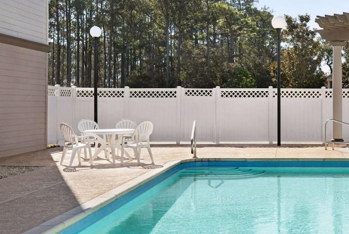 King & Queen| Wingate Southport| Near Riverfront - Bald Head Island, NC