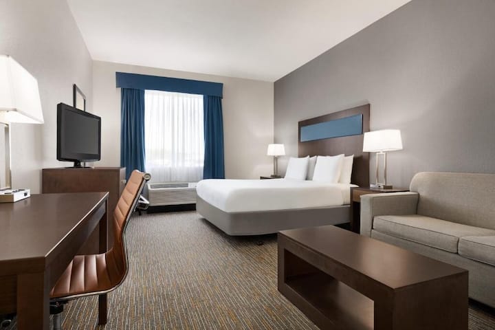 Wingate Southport | King Bed | Near Attractions - Southport, NC
