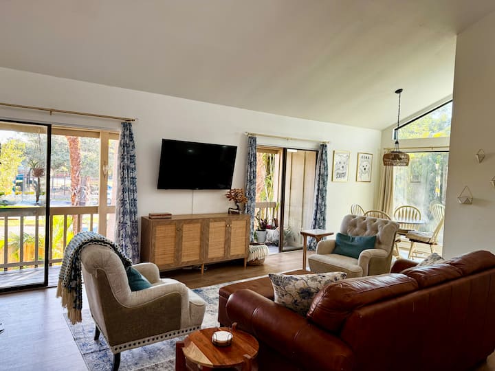 Sarasota Coastal Convenient Condo - Sarasota, FL