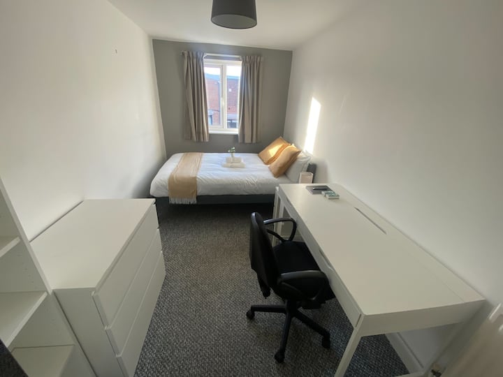 6 Br House For 12 W/ Parking, Near Highfields Park - Nottingham