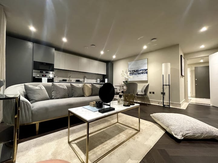 Designer Dream 1br Flat In The Heart Of Chigwell - Ilford