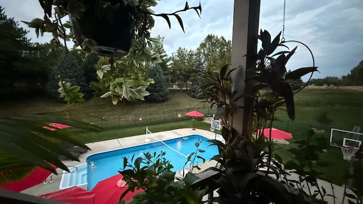 10 Miles To Stadium. Sleeps 8. All Amenities - Independence, MO