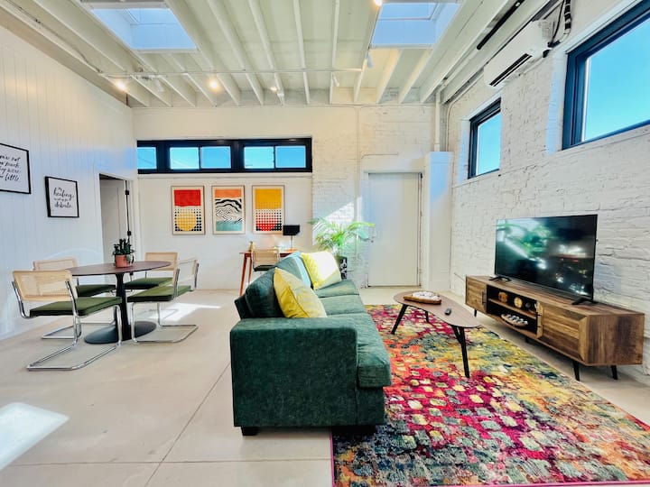 Elegant & Bright Pilsen Stay With Colorful Decor - Chicago