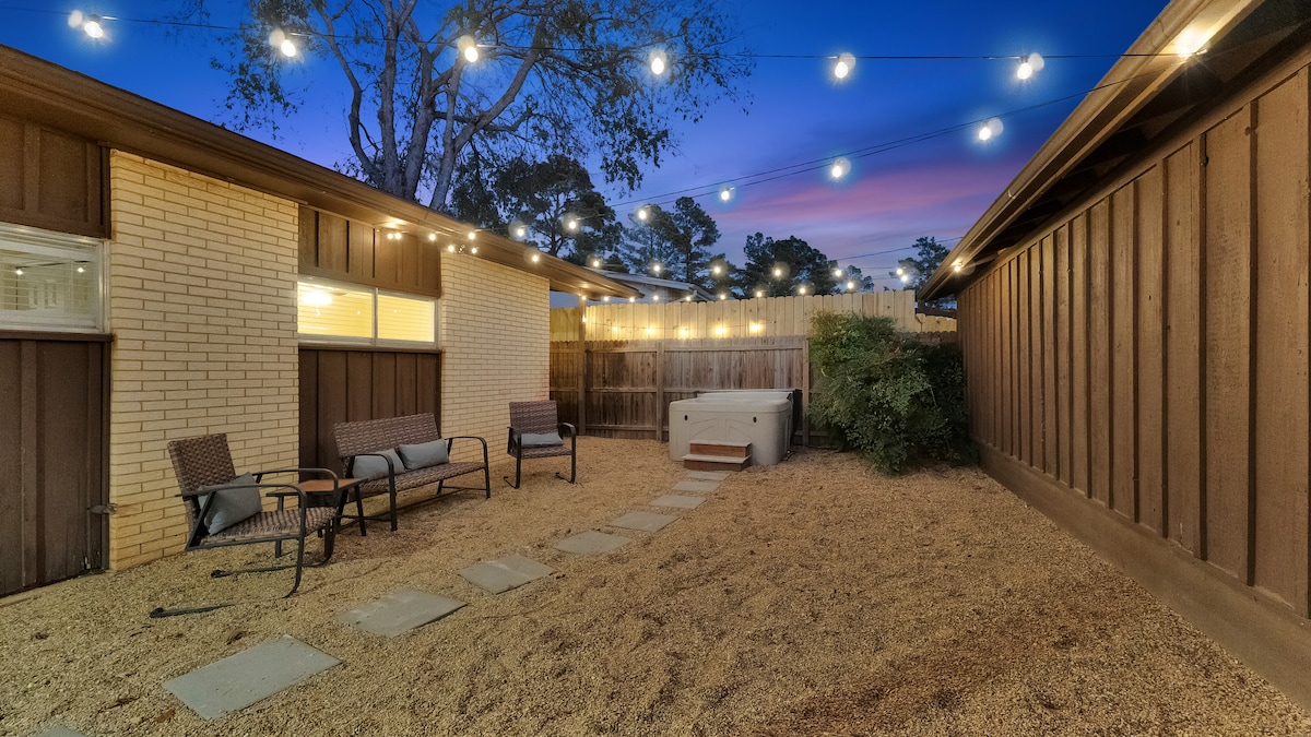 King Bed - Hot tub - Nintendo 64 - Fenced Backyard - Houses for Rent in ...
