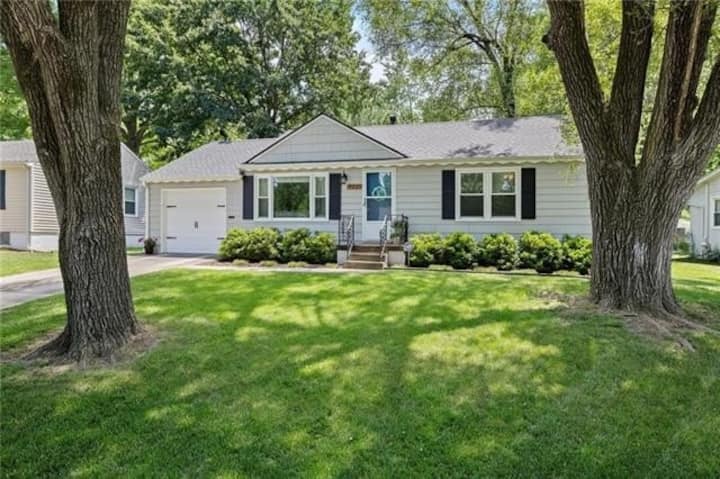 Quiet, Cozy Kc Home Near Park | Centrally Located - Overland Park, KS