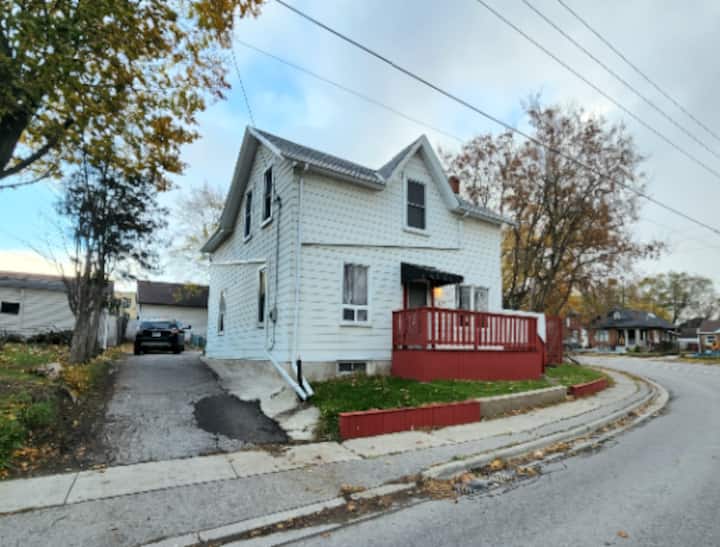 Convenient 2 Bedroom Home Away From Home. - Oshawa