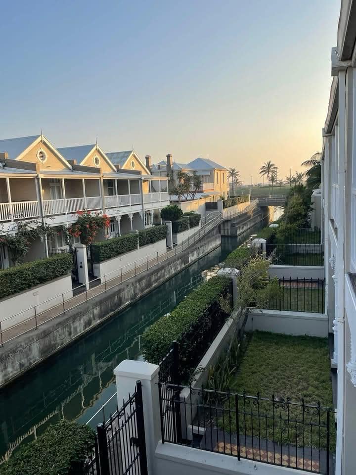 Canal-view Townhouse With Garden & Splash Pool - Durban