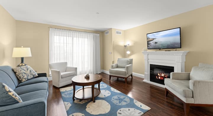 Ocean Peeks & Beach Weeks | King Suite Sleeps 6 - York's Wild Kingdom, York