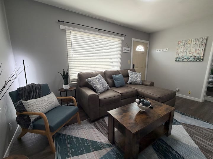 Charming Entire Home Centrally Located - Waterloo, IA