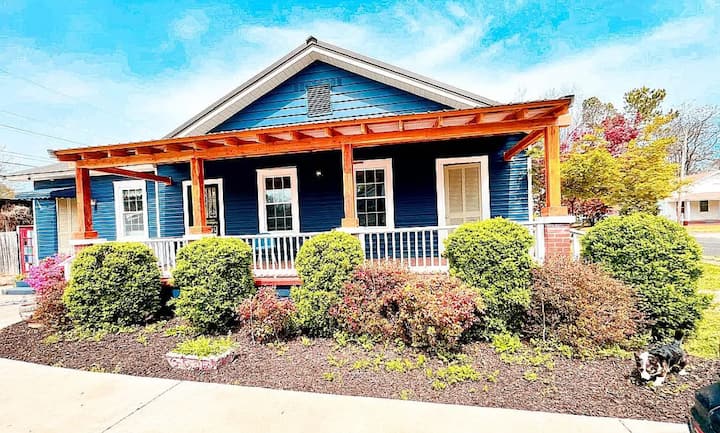 Huntsville’s Blue Cedar-porch Getaway - Huntsville, AL