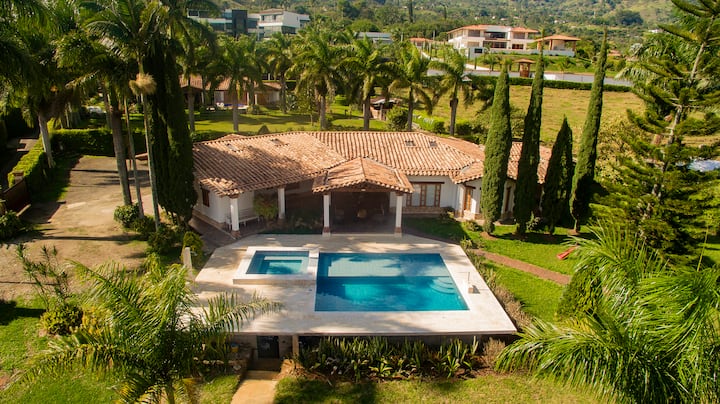 Villa Santaana/30mede/piscinayjacussi/canchafutbol - Copacabana