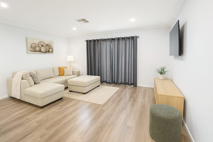 Coastal–city Getaway In Armstrong Creek - Geelong