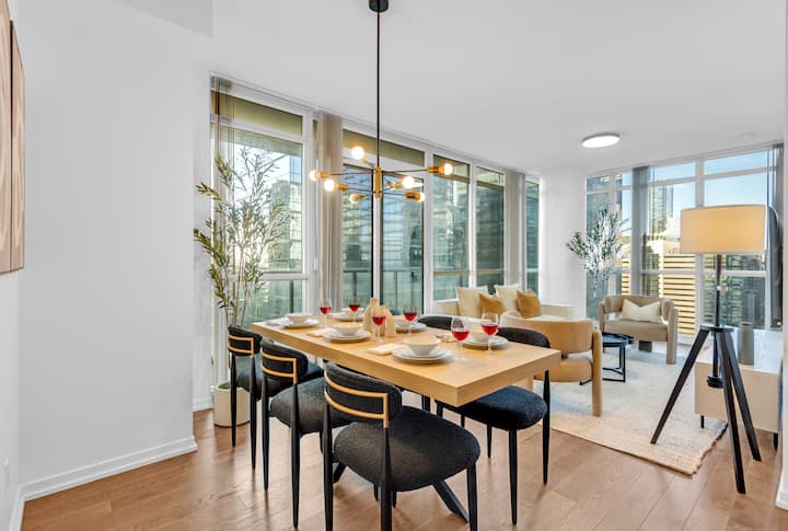 Balcony And City Views Near Scotiabank Arena - Toronto