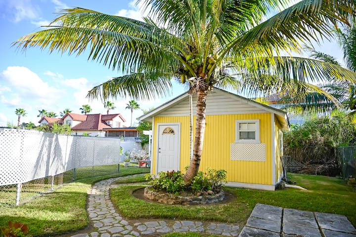 Cozy Yellow Cottage: 5 Min Beach Walk - バハマ