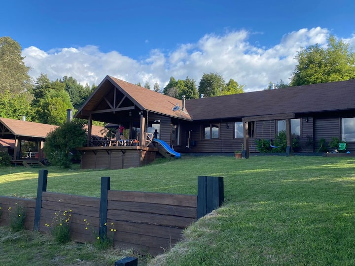 Gran Casa Familiar Con Vista Al Lago En Condominio - Pucón