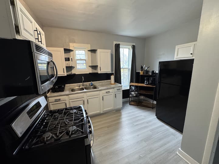 Large 3 Bedroon 1.5 Bathroom Apartment - Syracuse, NY