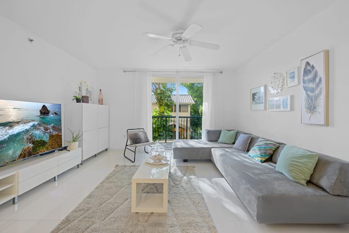 Surfside Lovely Apartment Parking Included - Surfside, FL