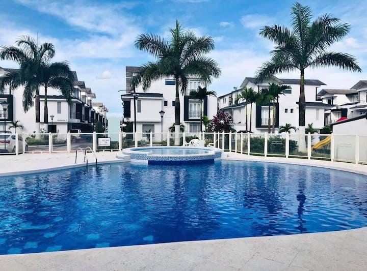 ¡Tu Casa Perfecta En Villavo! 3 Cuartos, 4 Baños! - Villavicencio