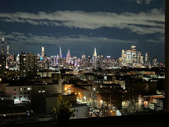 Sky High Manhanttan City View *King Bed *Parking * - West New York, NJ