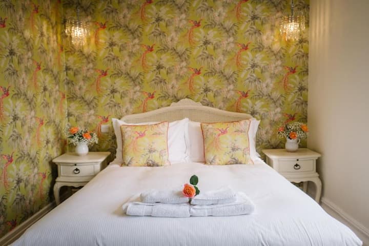 Romantic Boutique Retreat With Whirlpool Bath - Newby Bridge