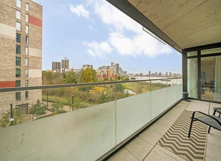 Modern Riverfront + Lake Flat W/ Views - Woolwich