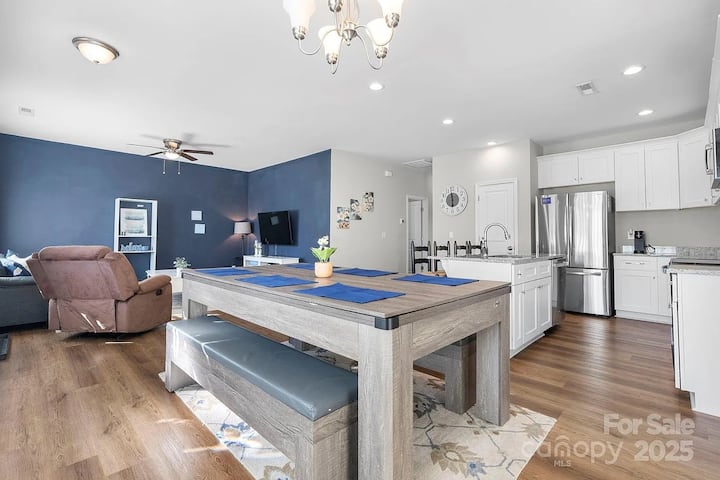 Modern 3br/2ba Home Steps From Downtown Hickory! - Hickory, NC