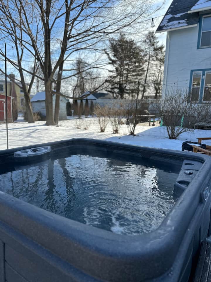 Hot Tub; 2 Blocks To Downtown; Sleeps 8 - Saugerties, NY