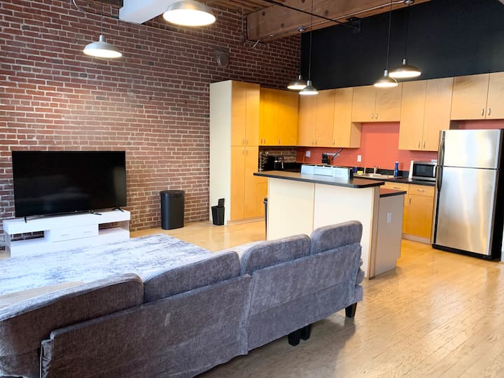 2bd/2ba Apartment With Balcony On Wash Ave - St. Louis, MO