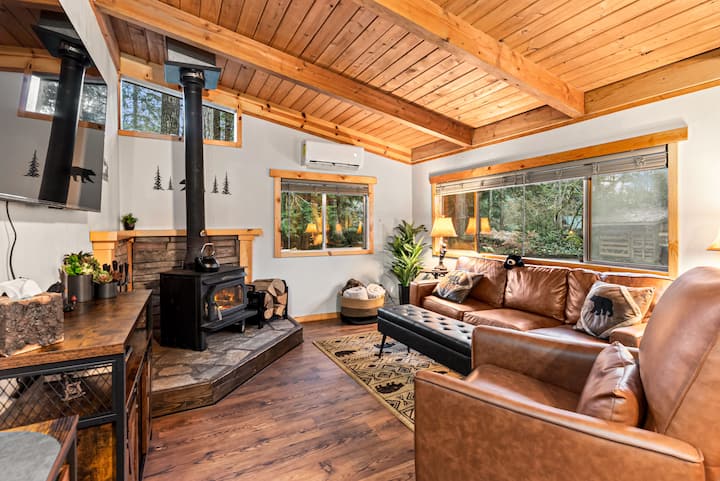 Cozy Bear Cabin-hot Tub! Ev! 5 Mi To Mt Rainier Np - アッシュフォード, WA