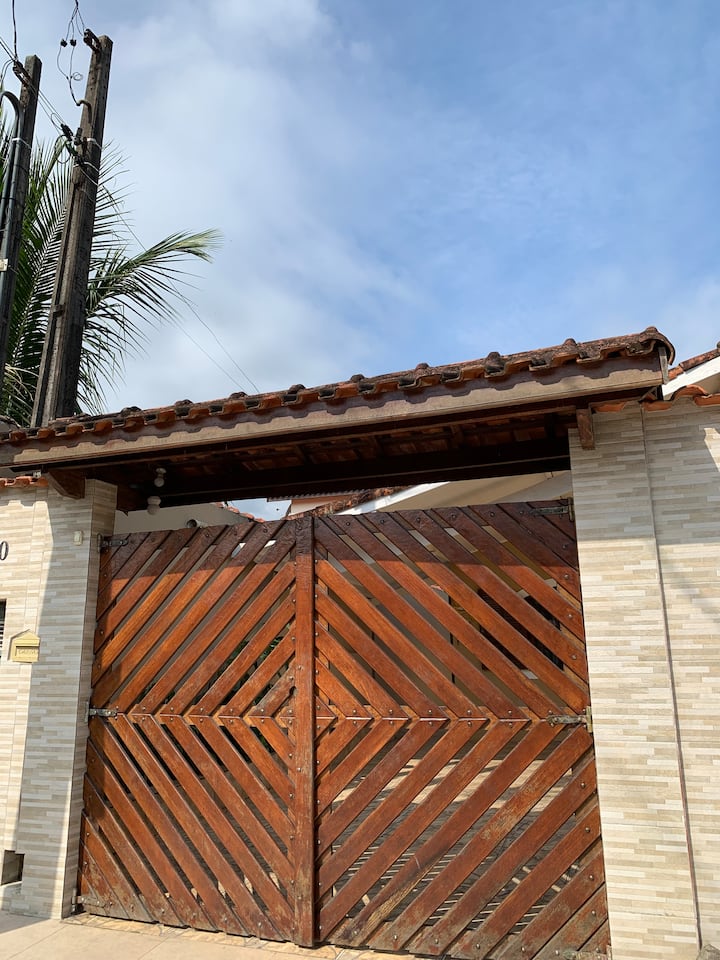 Casa Com Churrasqueira, Ar, 2 Vagas, Próx A Praia - Brésil