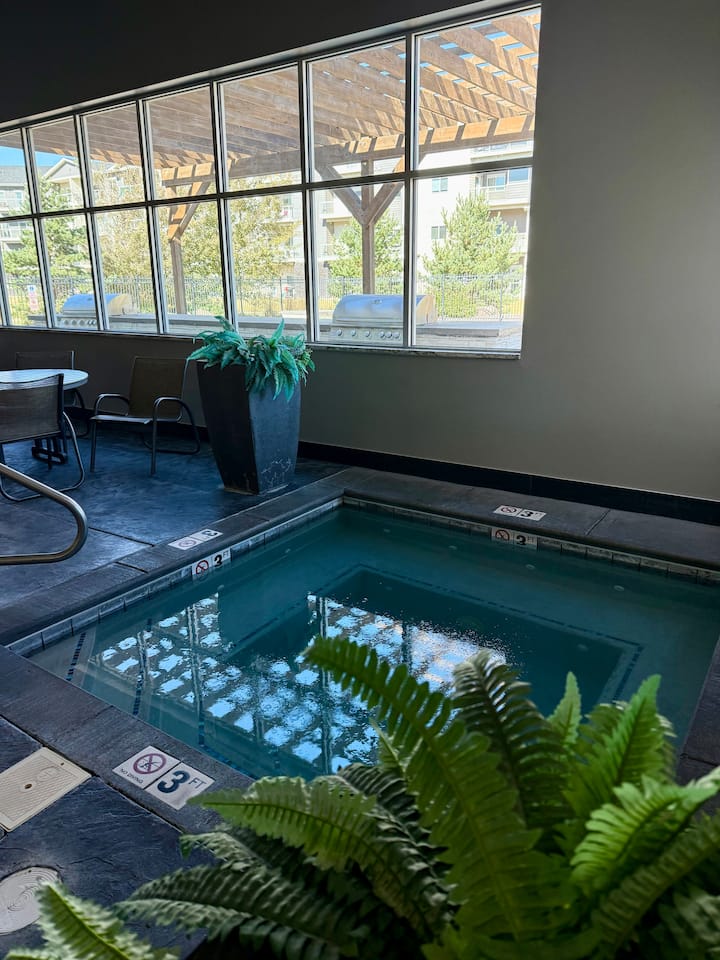 Pleasant Lil Getaway! Hot Tub, Pool, Gym N' More! - Sioux Falls, SD