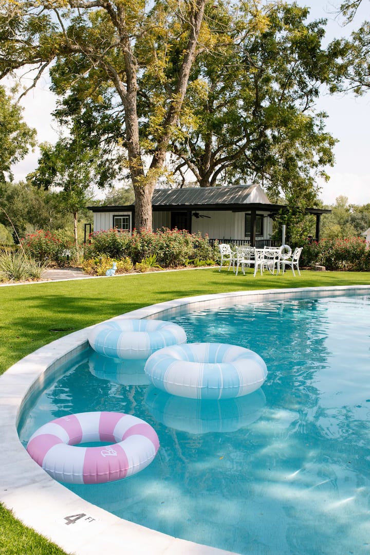 Cottage For 2 | In Town | Firepit+pool+pickleball - Round Top, TX