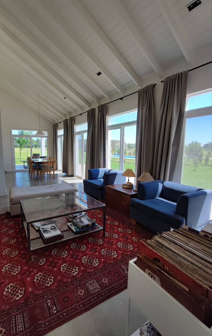 Casa De Campo Familiar En Barrio Cerrado - Luján