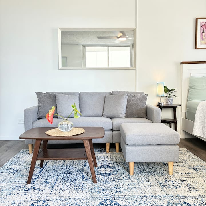 Corner Unit Studio W/ Free Parking | Walk To Beach - O‘ahu, HI