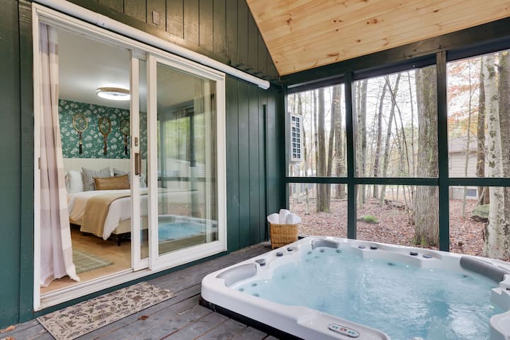New! Modern Chalet Getaway | Hot Tub + Movie Loft - Arrowhead Lake, PA