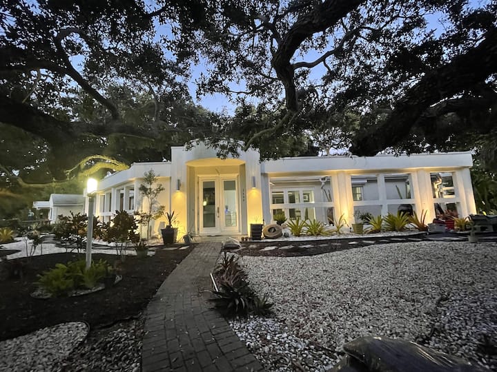 Contemporary Single Family 3 Bedroom Property - Sarasota, FL