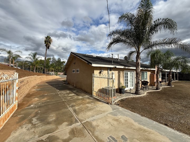 Beautiful Home Master Bedroom W/ Restroom Private! - Riverside, CA