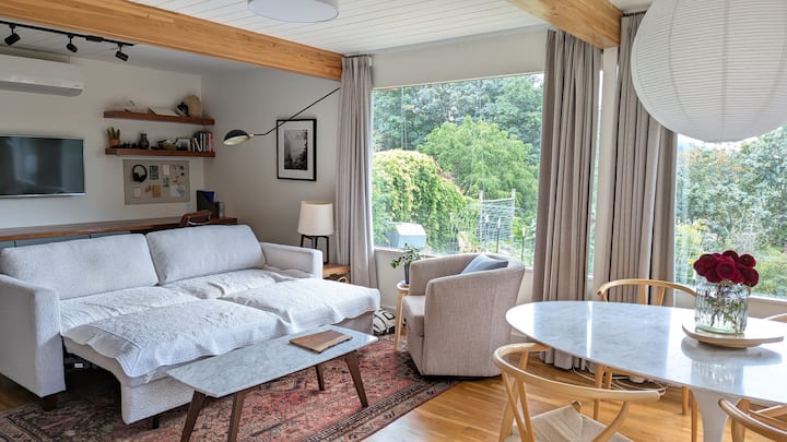 Charming Garden Retreat With Mountain & Bay Views - Bellingham, WA