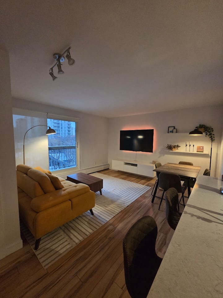City Condo With River Views (Parking Included) - Canada