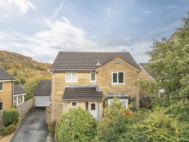 *New* Comfy 4br House | Driveway Park | Games - Huddersfield