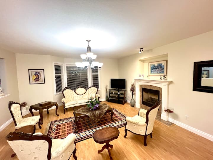 A Cozy Spacious 2 Floor House Close To Sardis Park - Chilliwack