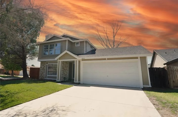 Spacious Lancaster Private Getaway Near Av & Parks - Lancaster, CA
