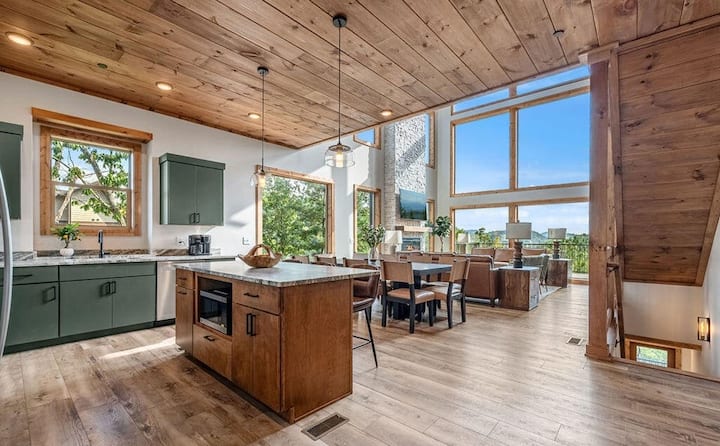 New! Luxe 5br W/mtn Views! Pool*hot Tub*game Room - United States