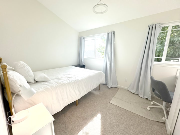 Private Upstairs Room Safe/quiet Near Bonelli Park - La Verne, CA