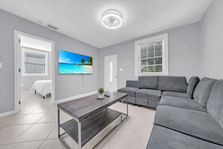 2 Bedrooms/ 3 Miles From Beach - Naples, FL