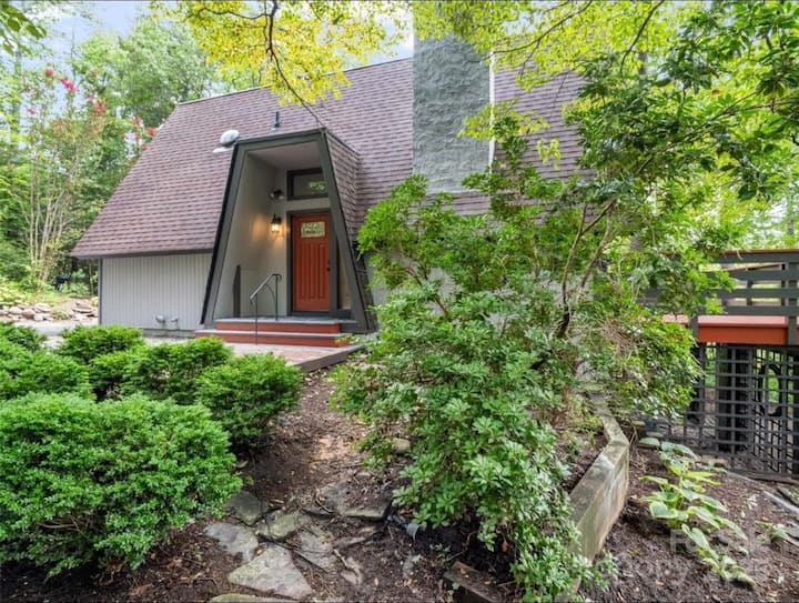 Berghaus In Black Mnt, Deck, Family + Pet Friendly - Black Mountain, NC