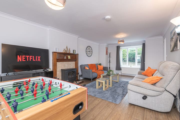 *New* Spacious 4br House | Driveway Park | Games - Huddersfield